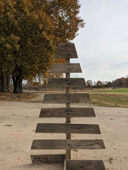 How to Build a Pallet Christmas Tree