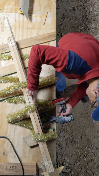 DIY Two Christmas trees from one pallet